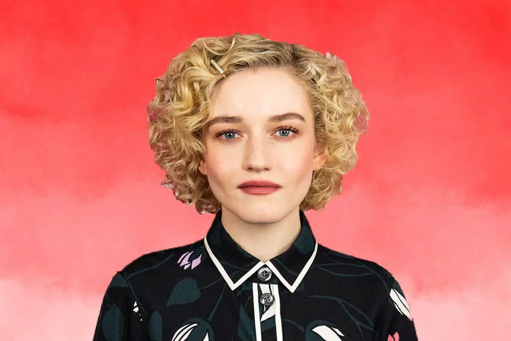 Julia Garner: Wiki, Bio, Age, Career, Height, Husband, Facts, Net Worth