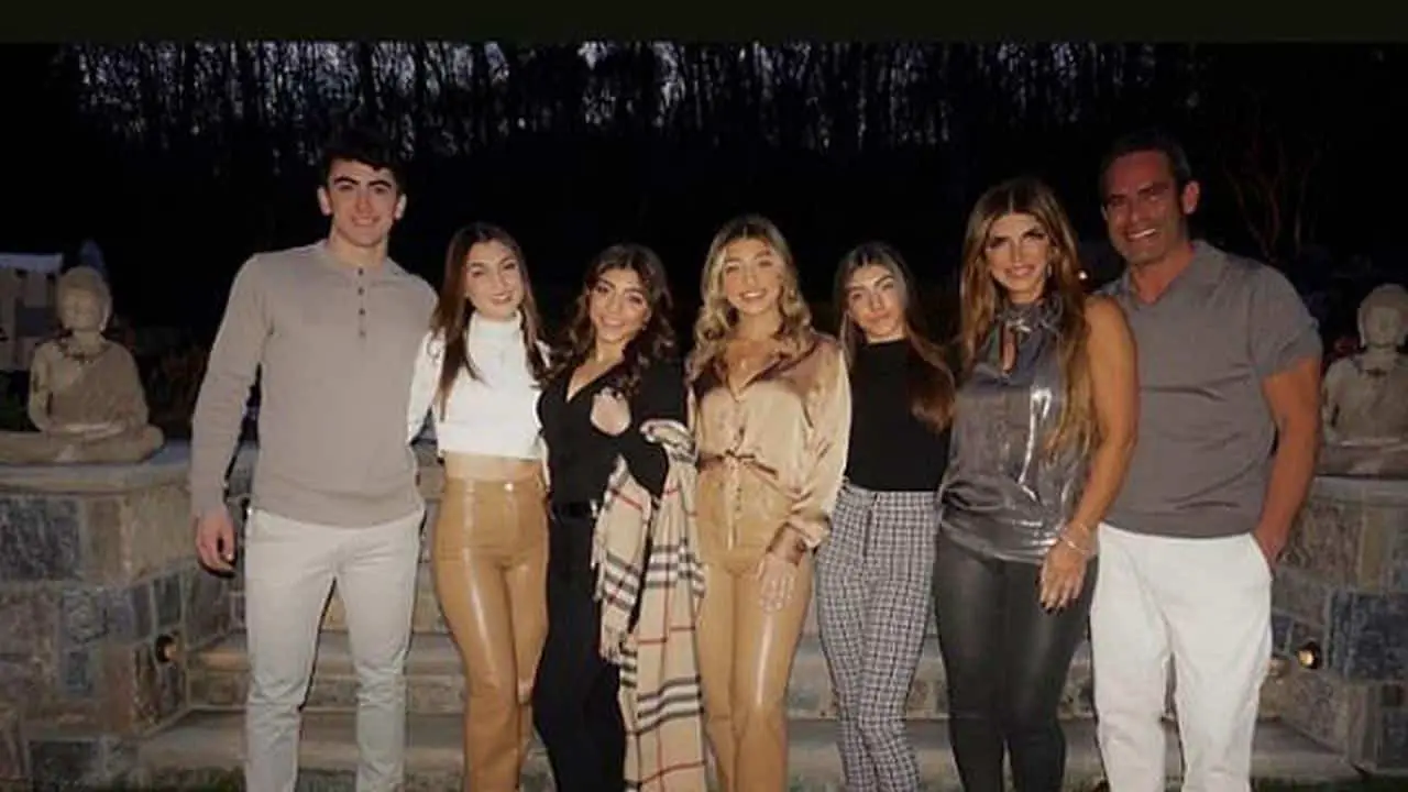 Luis Ruelas: Wiki, Bio, Age, Career, Height, Family, Girlfriend, Wife