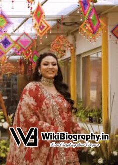 Who is Surabhi Tiwari? Wiki (Manoj Tiwari's Wife), Bio, Age, Career