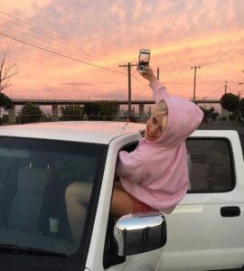 Amy Taylor (Singer) ─ Wiki, Bio, Age, Boyfriend, Band, Net Worth