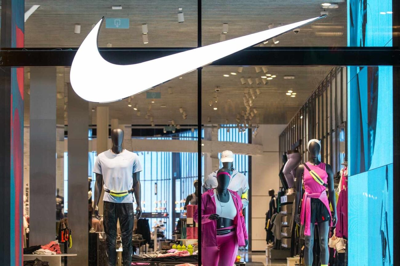 Nike SWOT Analysis (2026 Update): Strengths, Weaknesses, Opportunities ...